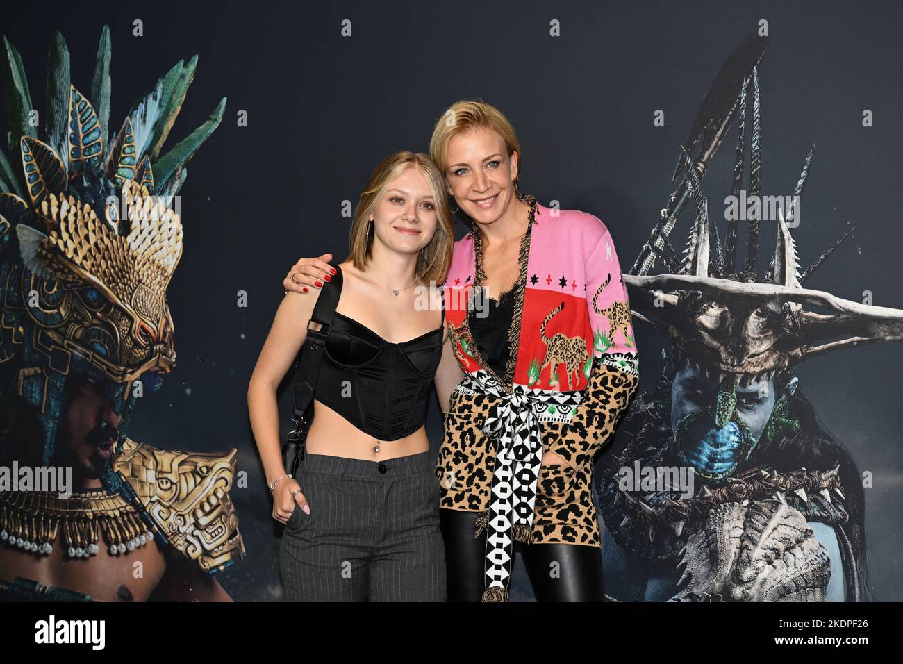 Berlin, Germany. 07th Nov, 2022. Actress Annika Ernst and daughter Luna ...