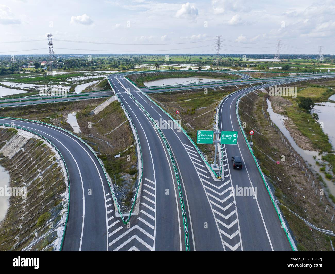 PHNOM PENH, Nov. 8, 2022 (Xinhua) -- This aerial photo taken on Oct. 28, 2022 shows the Phnom ...