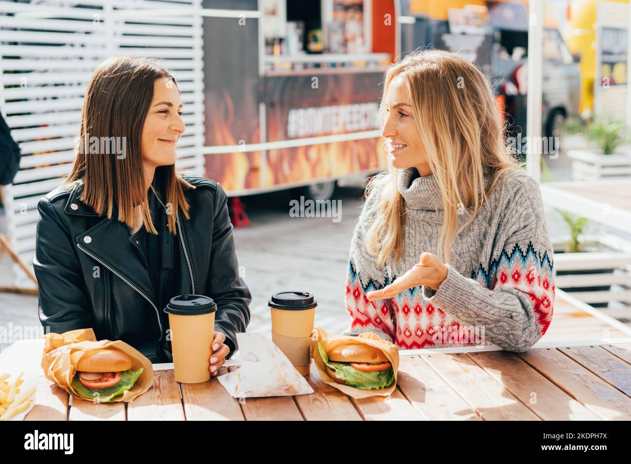 Cafe burgers friends hi-res stock photography and images - Alamy