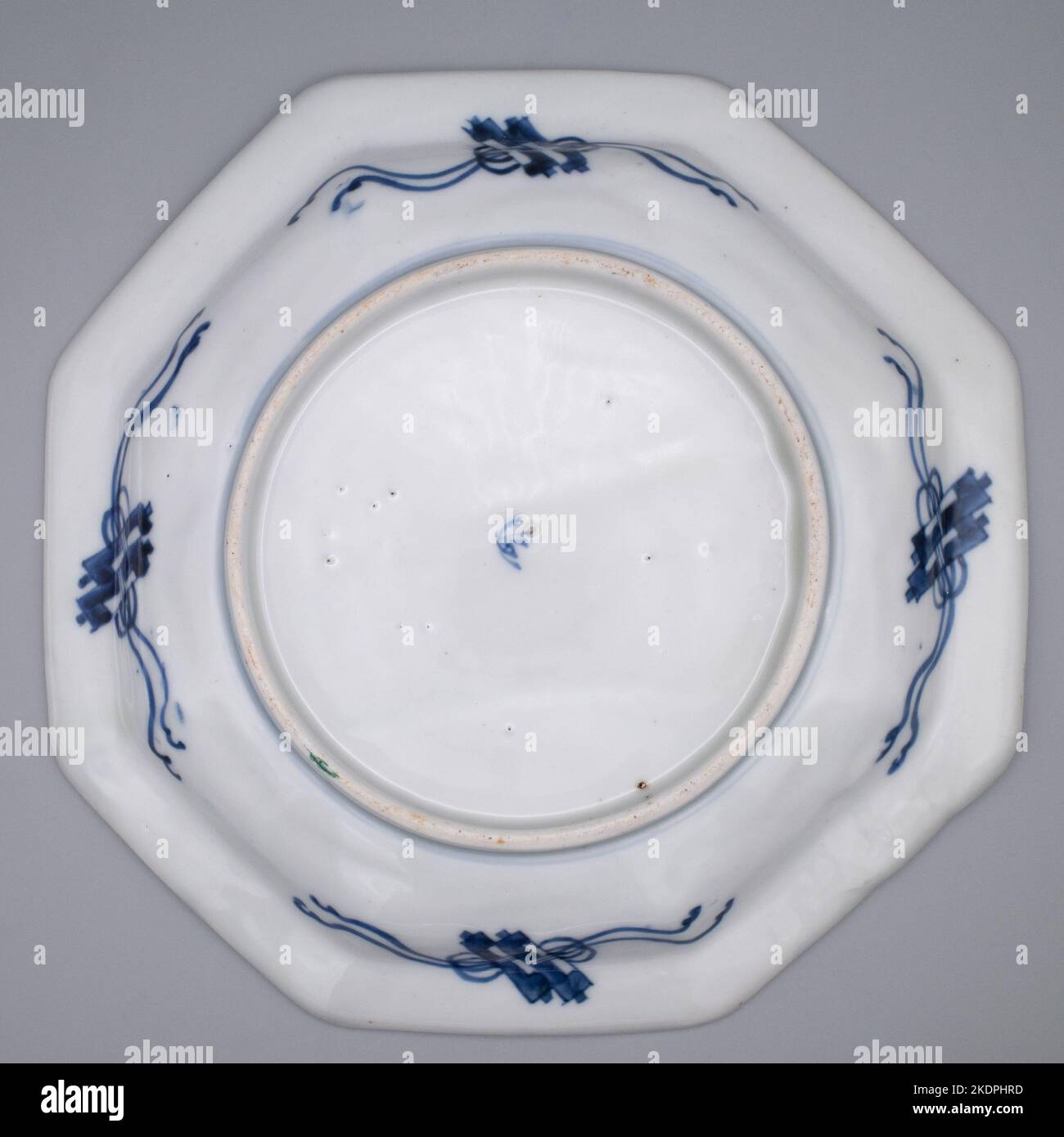 Octagonal imari plate hi-res stock photography and images - Alamy