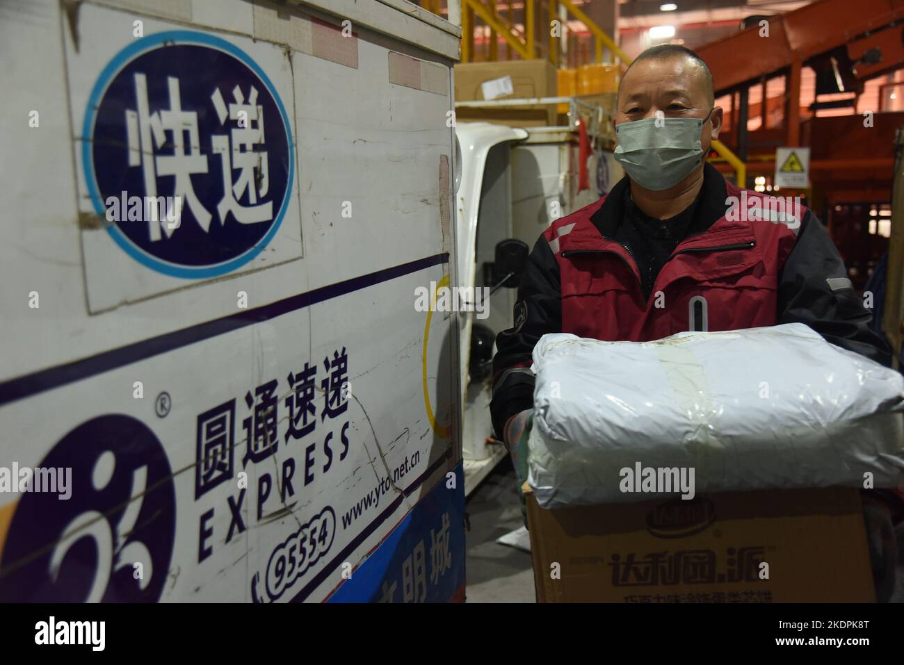 Yuantong Express staff are sorting express packages on the assembly ...
