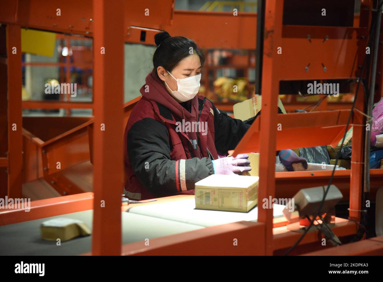 Yuantong Express staff are sorting express packages on the assembly ...