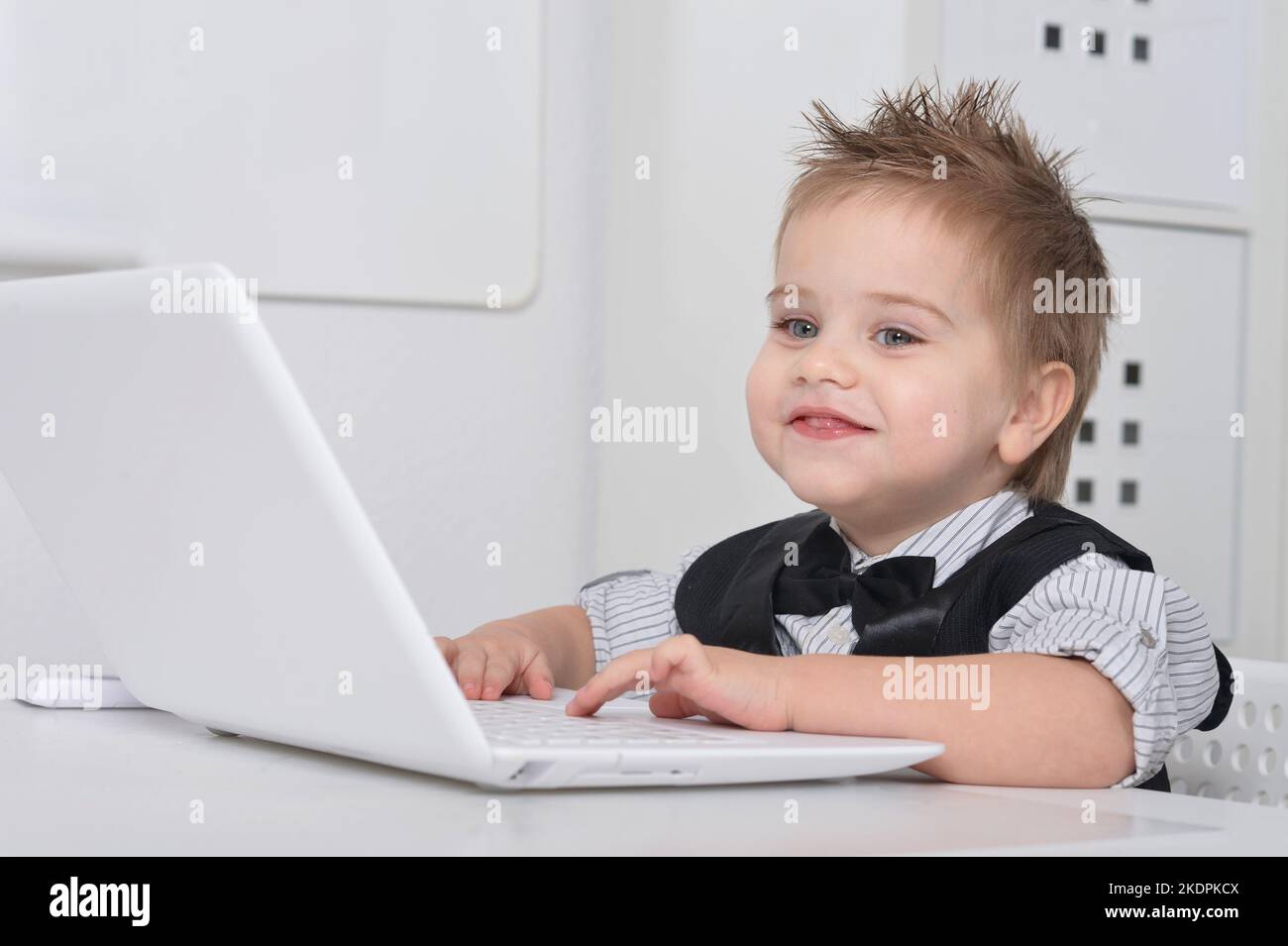 Laughter and computer hi-res stock photography and images - Alamy