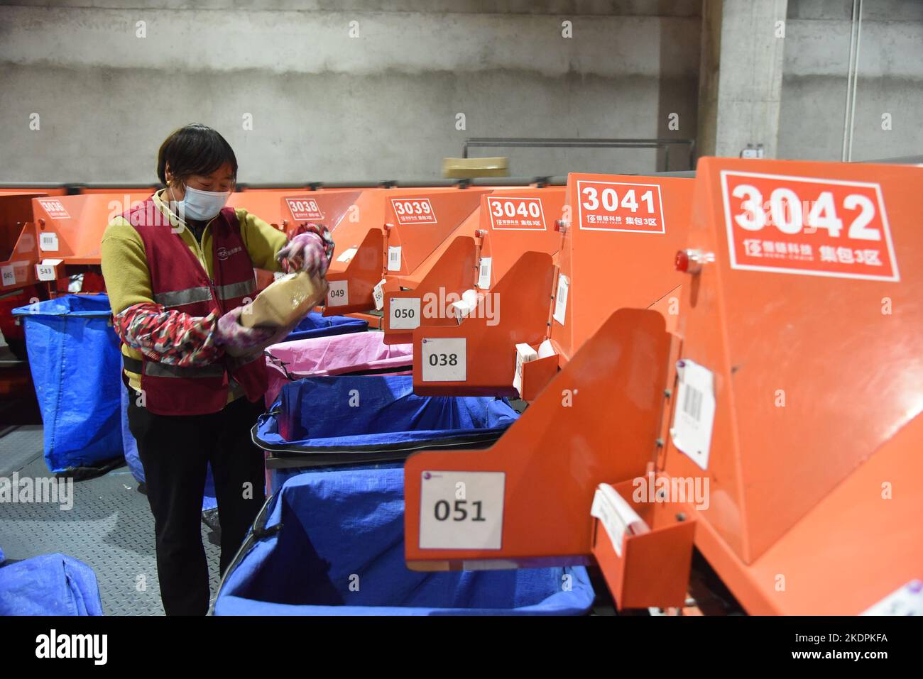 Yuantong Express staff are sorting express packages on the assembly ...