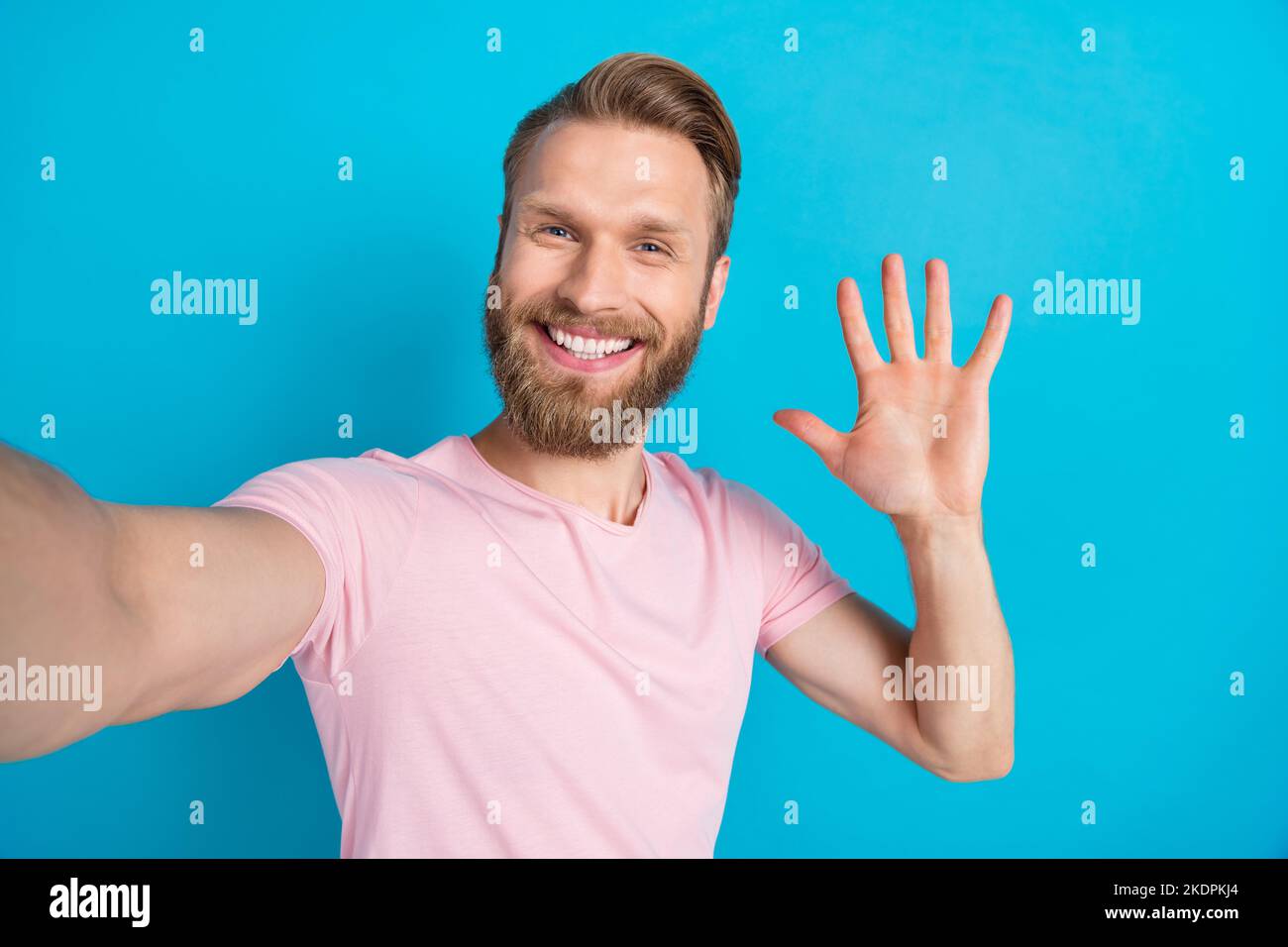 Photo portrait of attractive young man waving arm friendly influencer ...
