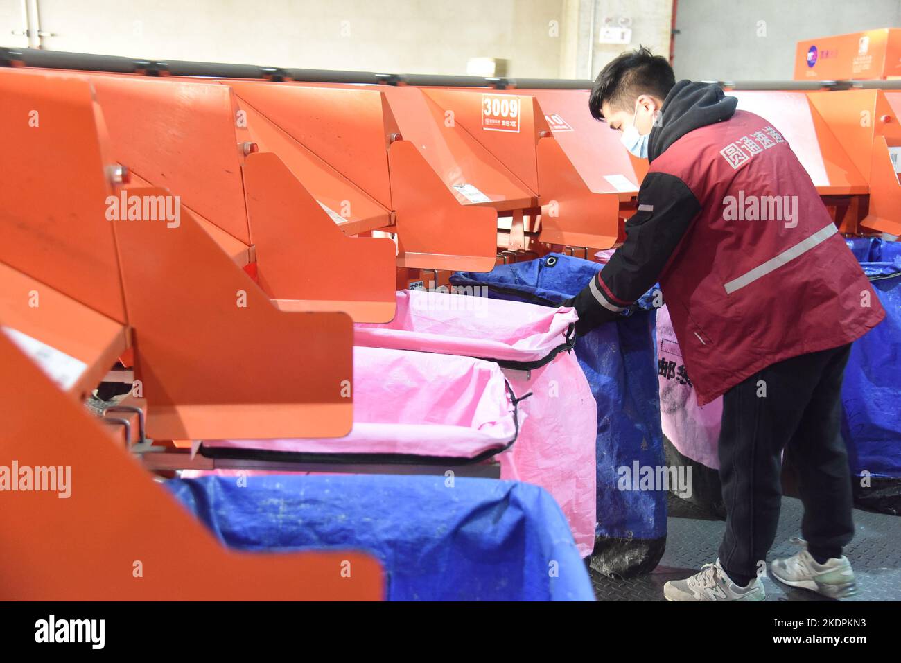 Yuantong Express staff are sorting express packages on the assembly ...