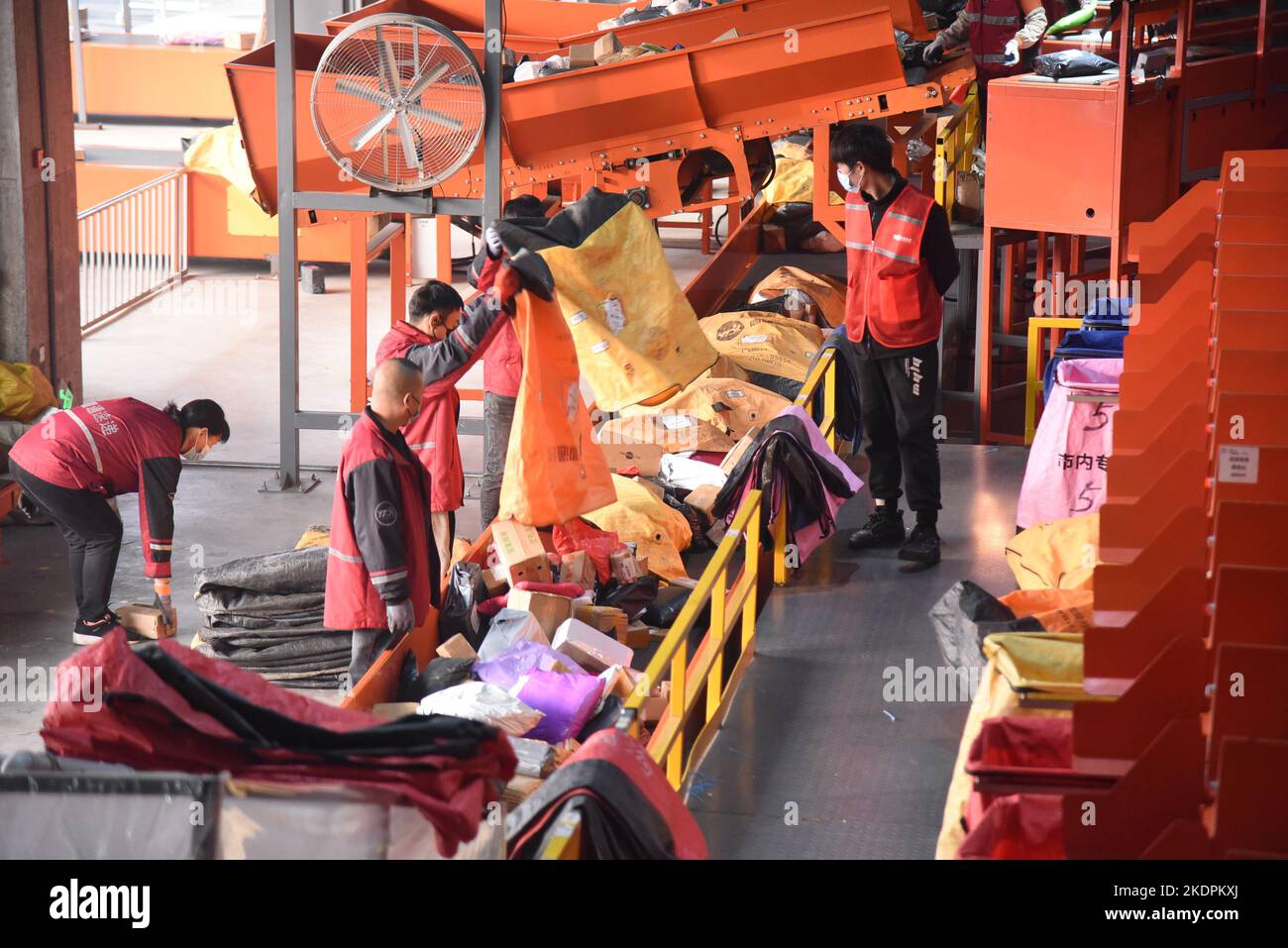 Yuantong Express staff are sorting express packages on the assembly ...
