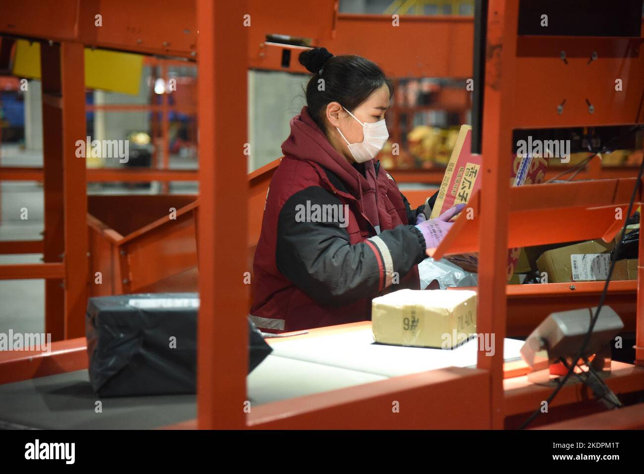 Yuantong Express staff are sorting express packages on the assembly ...