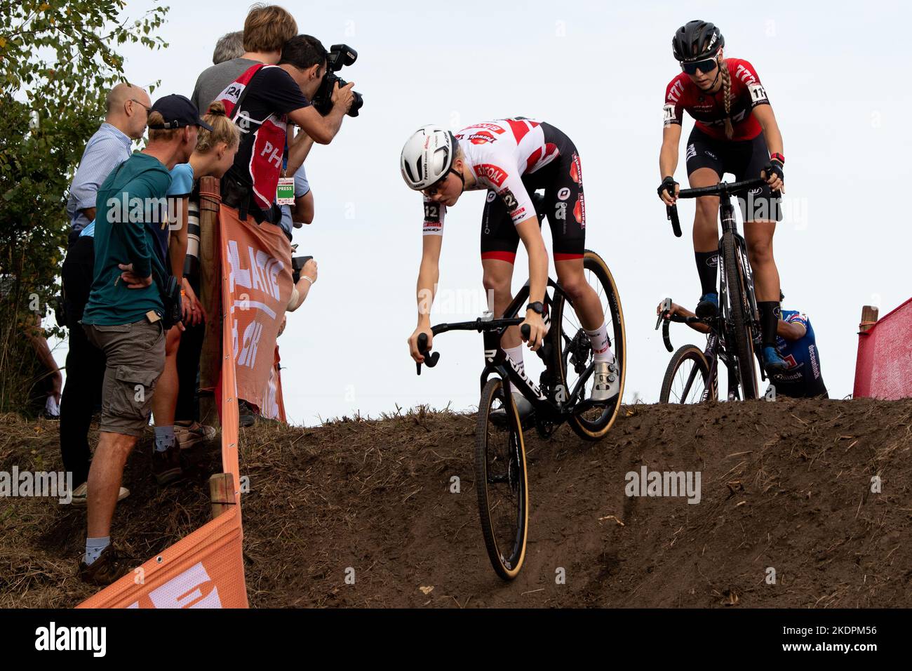 Fem van Empel and Inge van der Heijden i the Cyclocross World Cup ...