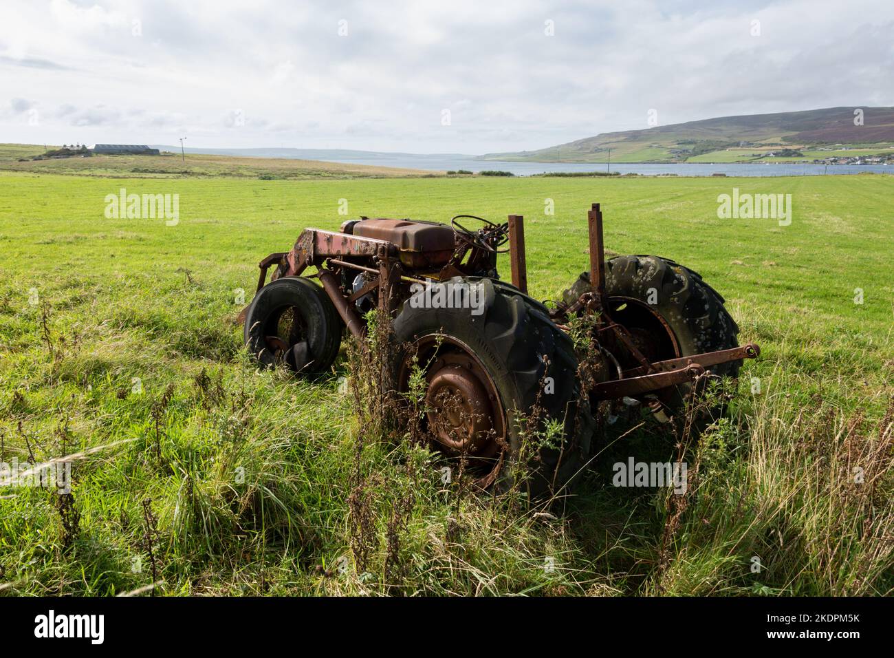Rusty old farm tractor hi-res stock photography and images - Alamy