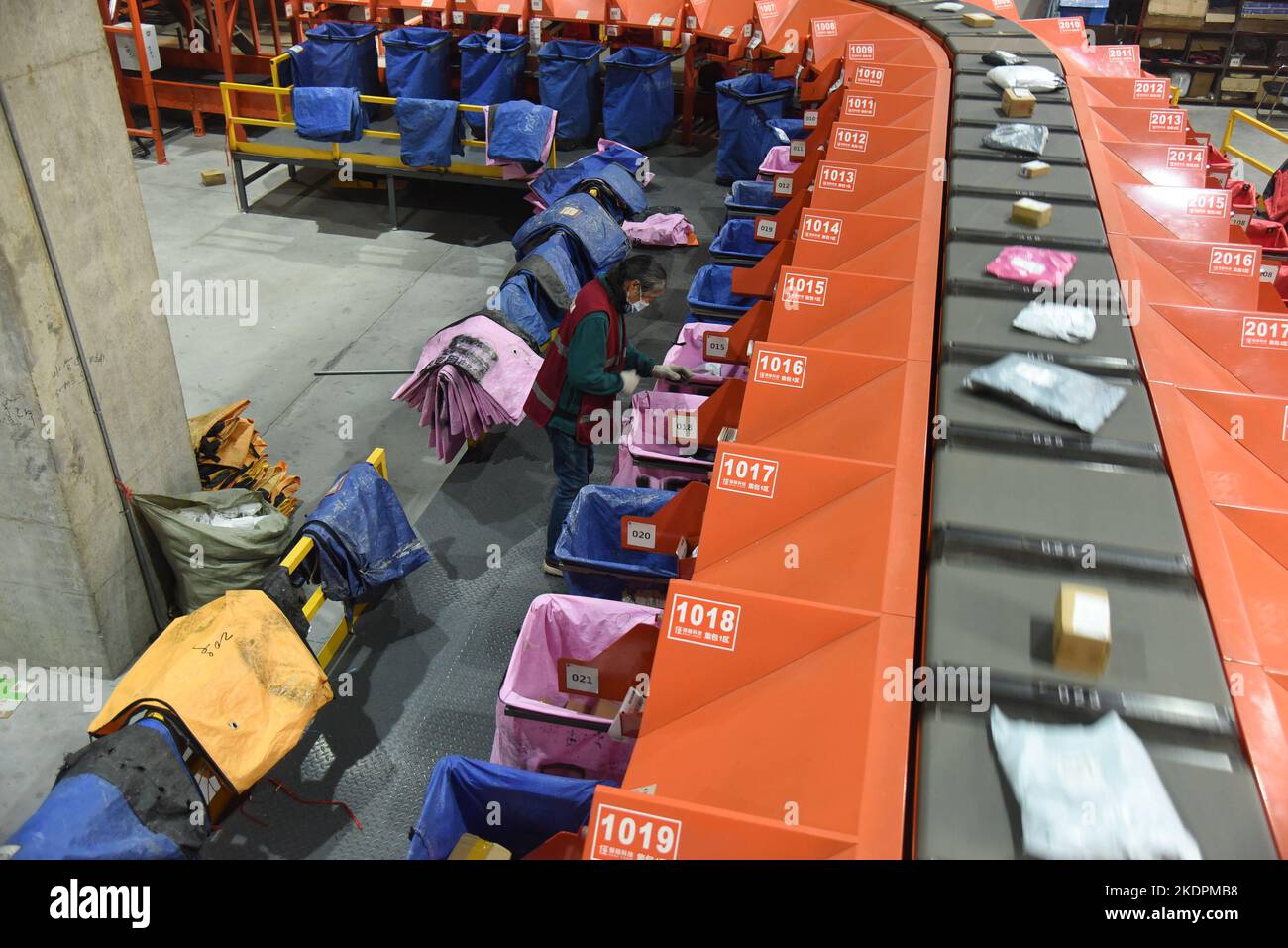 Yuantong Express staff are sorting express packages on the assembly ...