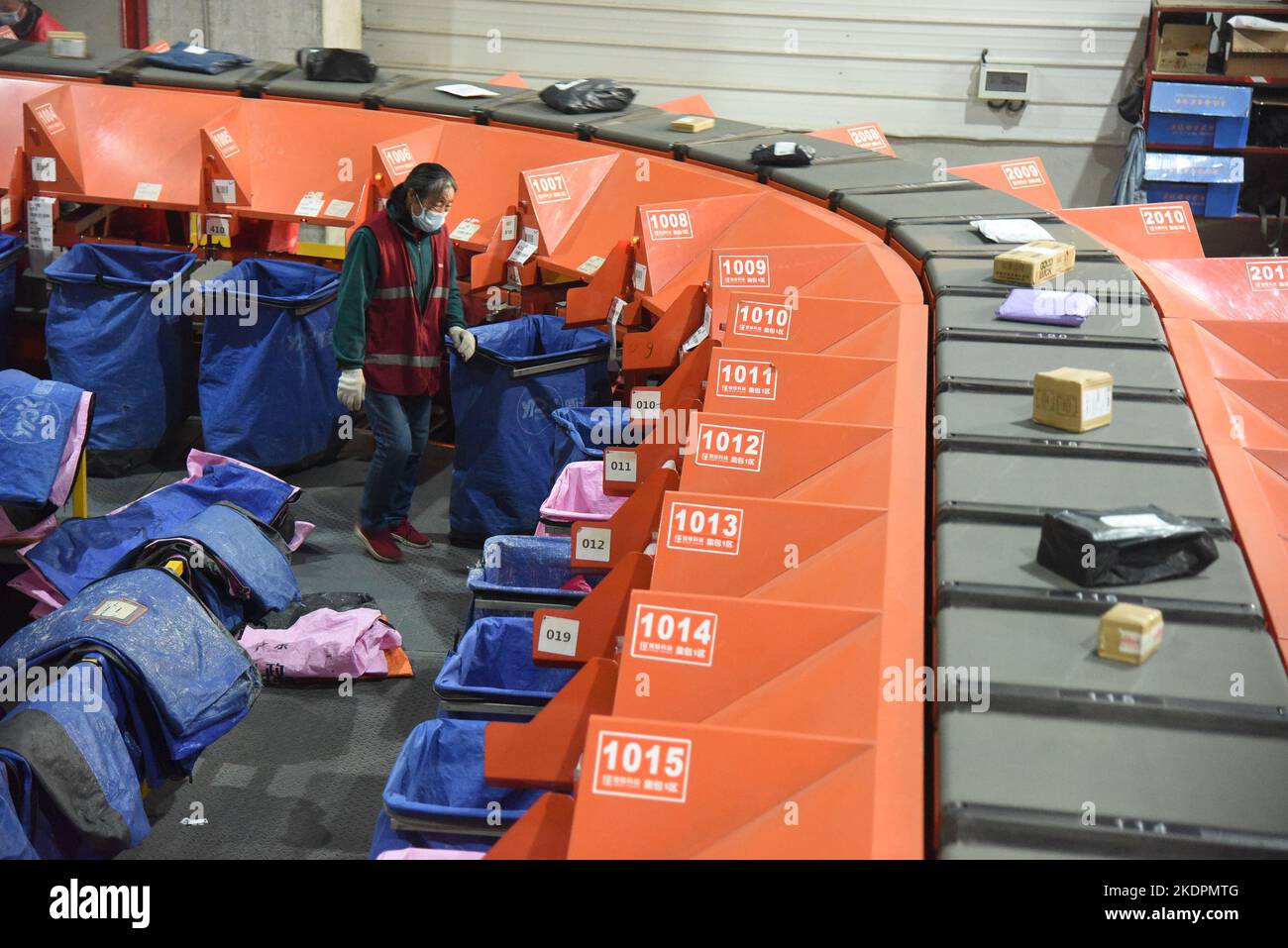 Yuantong Express staff are sorting express packages on the assembly ...