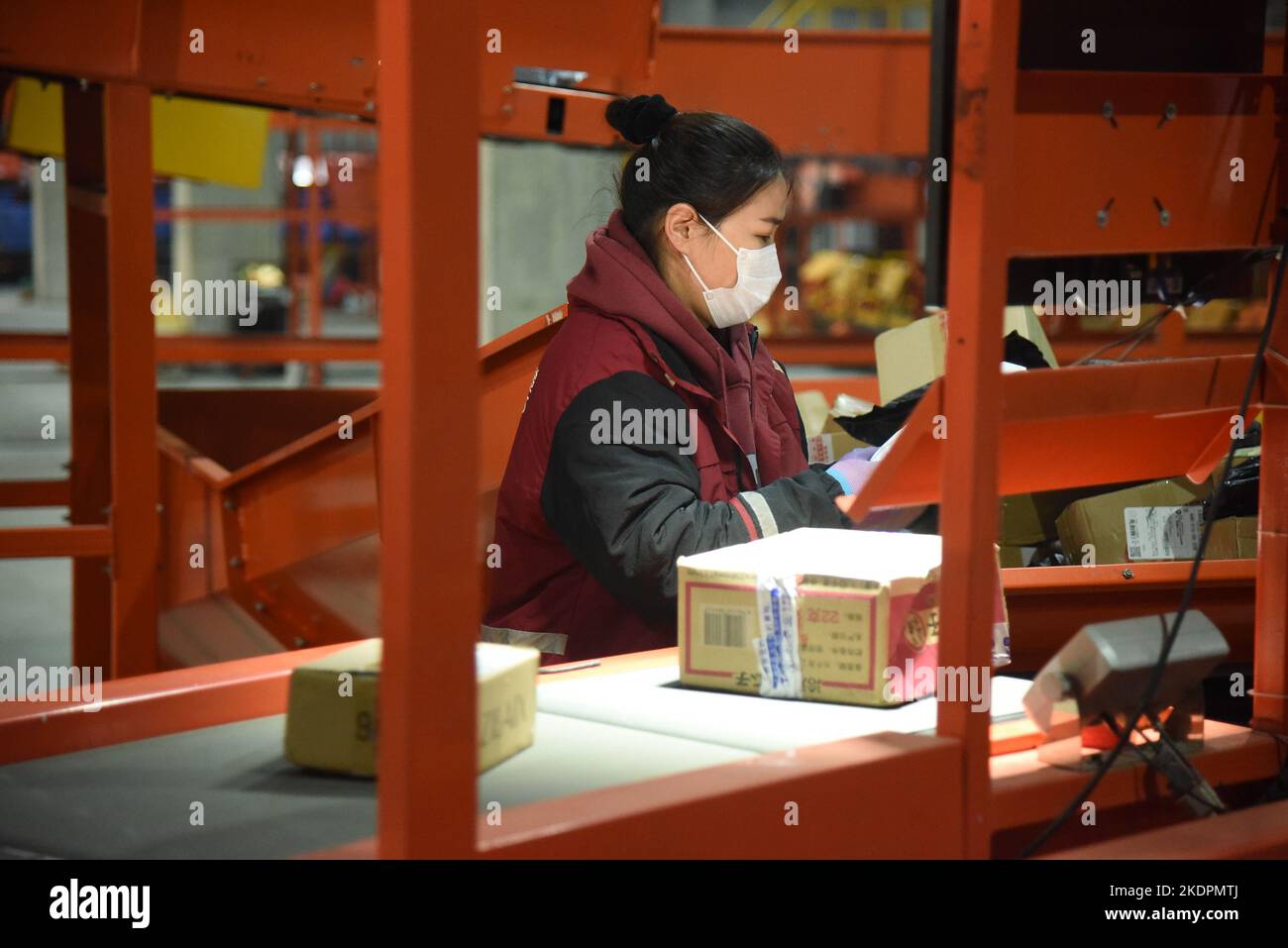 Yuantong Express staff are sorting express packages on the assembly ...