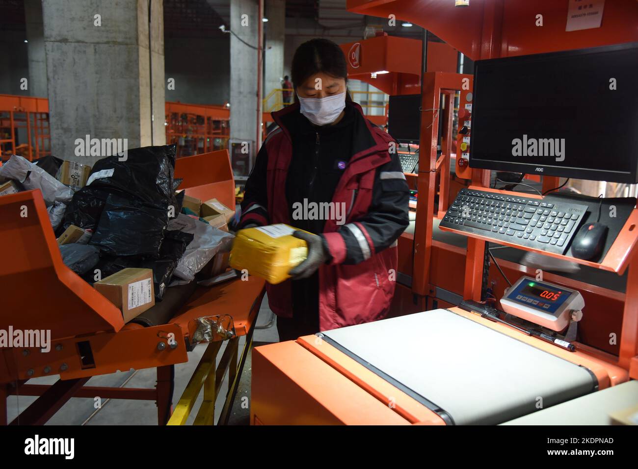 Yuantong Express staff are sorting express packages on the assembly ...