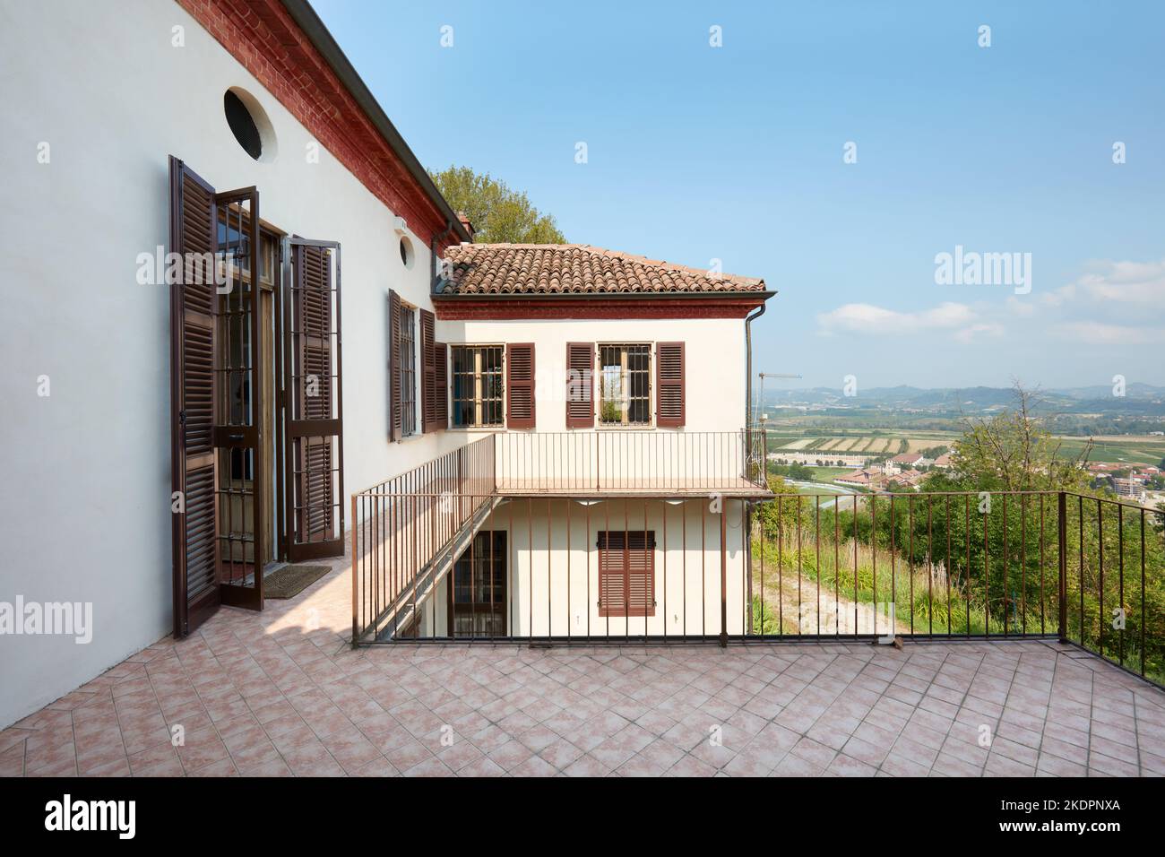 Italy country house terrace hi-res stock photography and images - Alamy
