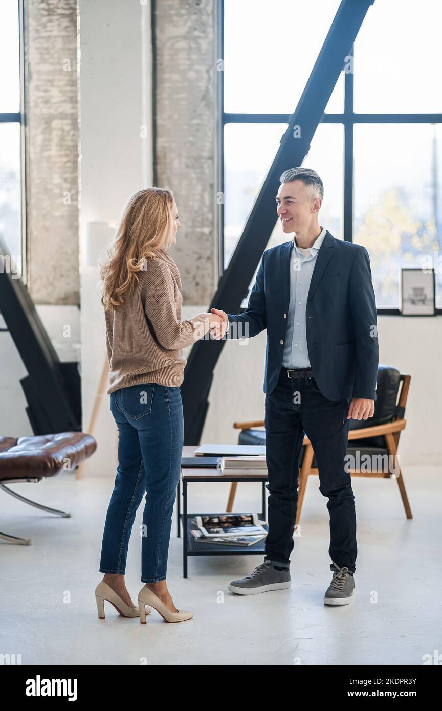 Welcoming customer hi-res stock photography and images - Alamy