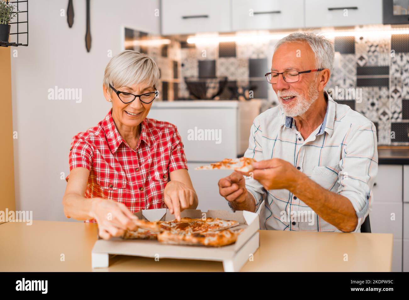 Husband and wife eating pizza hi-res stock photography and images - Alamy