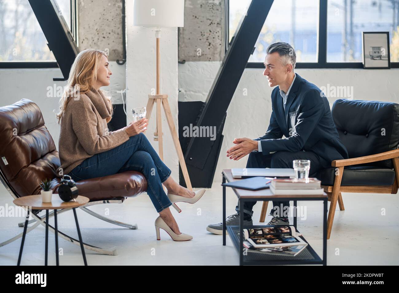 A man and a woman in the office having a conversation Stock Photo - Alamy