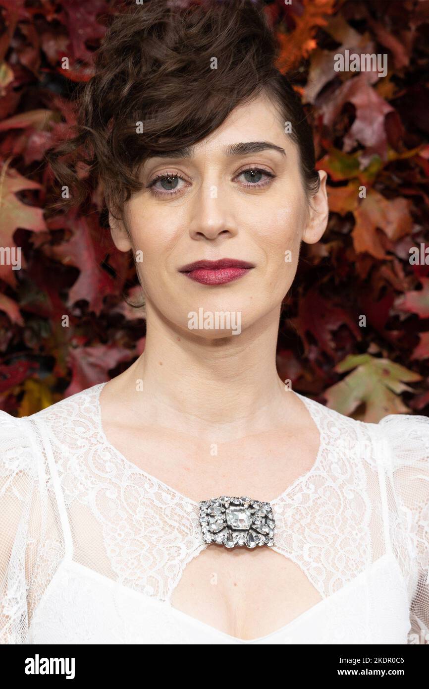 Lizzy Caplan 2022