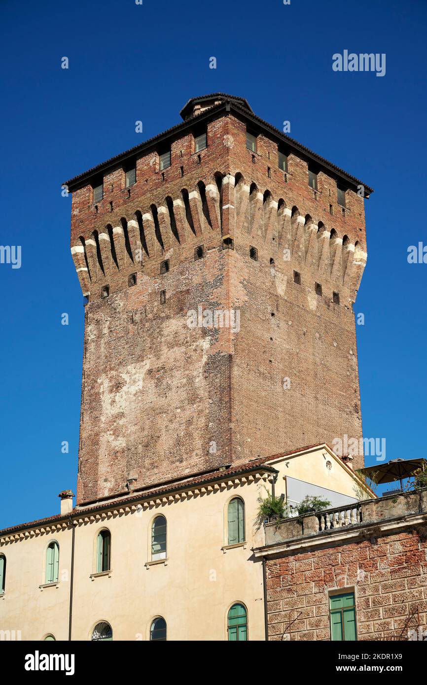 Mura del castello medievale hi-res stock photography and images - Alamy