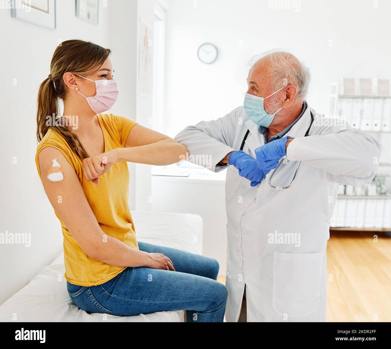 Doctor injection hi-res stock photography and images - Alamy