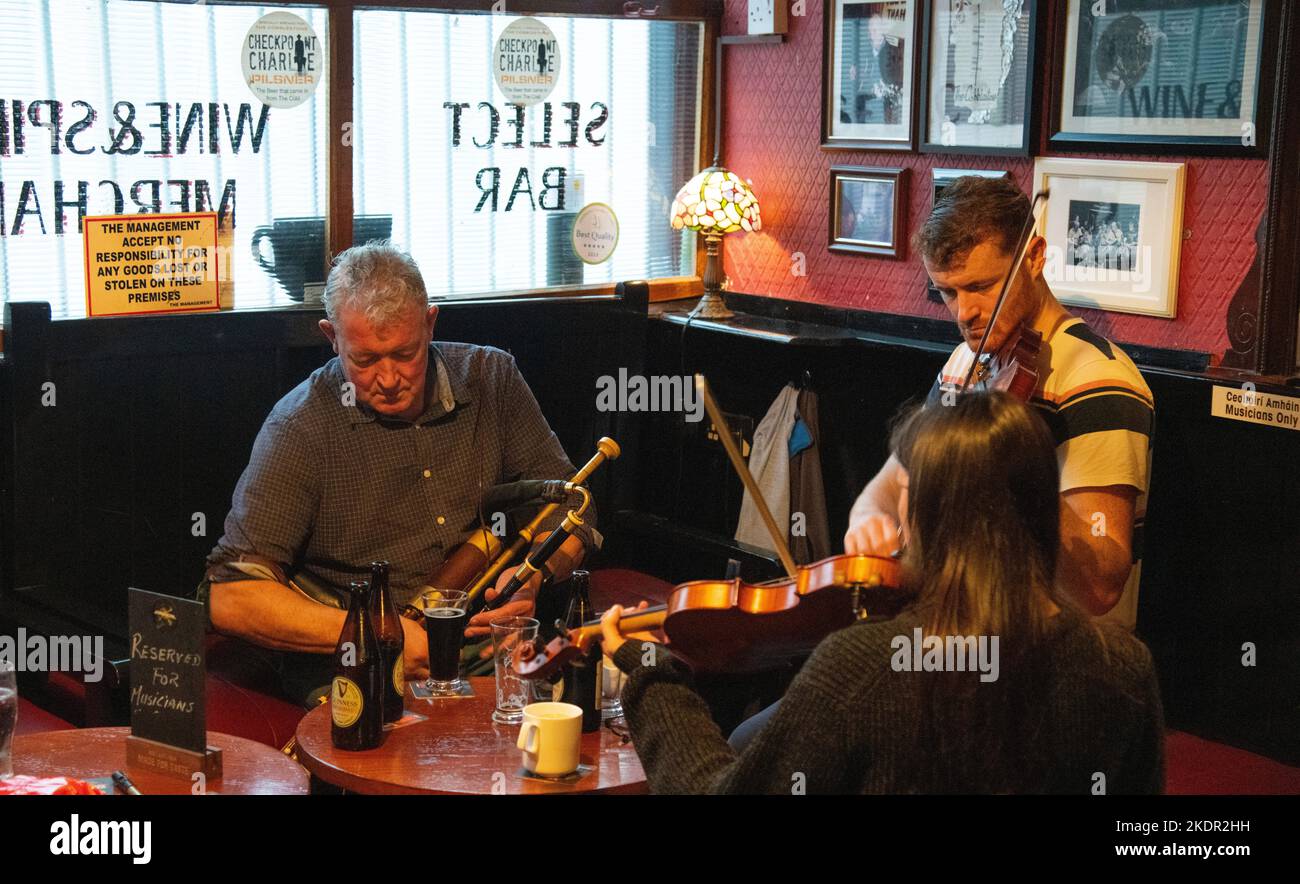 Traditional Music, Cobblestone Bar in Smithfield Dublin Ireland Stock ...