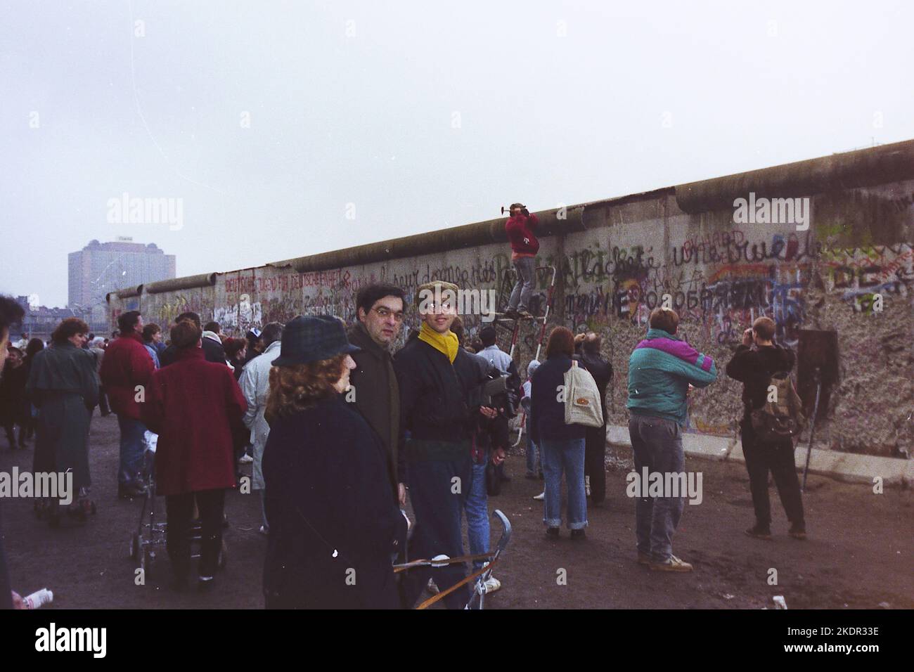 Berlin wall breaking 1989 hi-res stock photography and images - Alamy