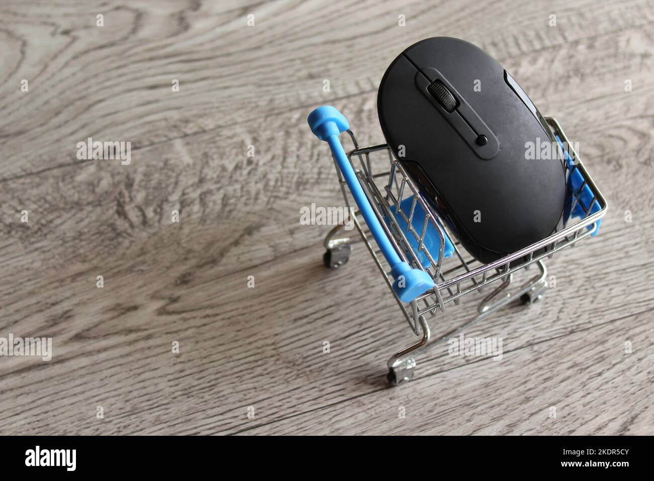 Online shopping trolley with mouse hi-res stock photography and images ...