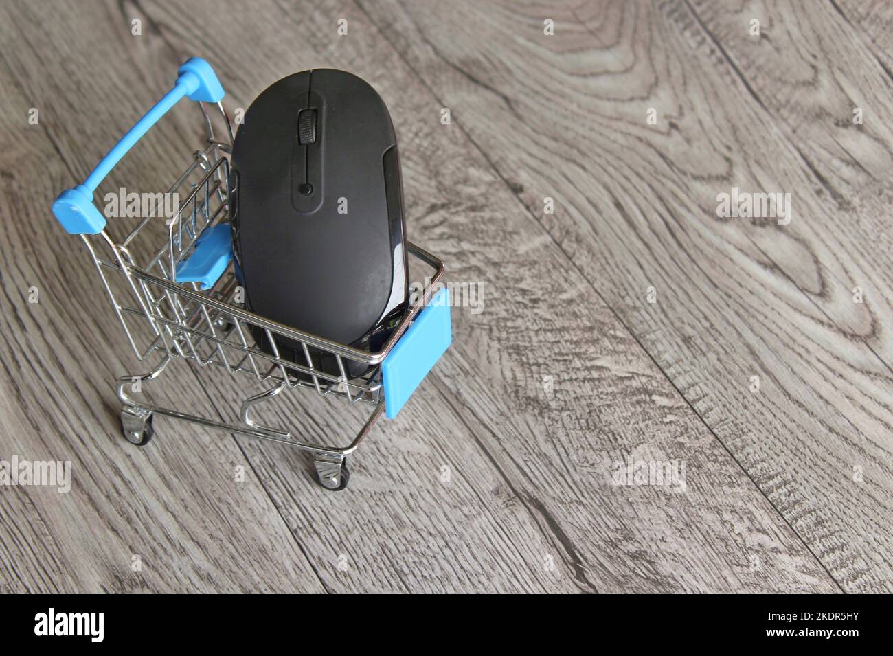 Online shopping trolley with mouse hi-res stock photography and images ...