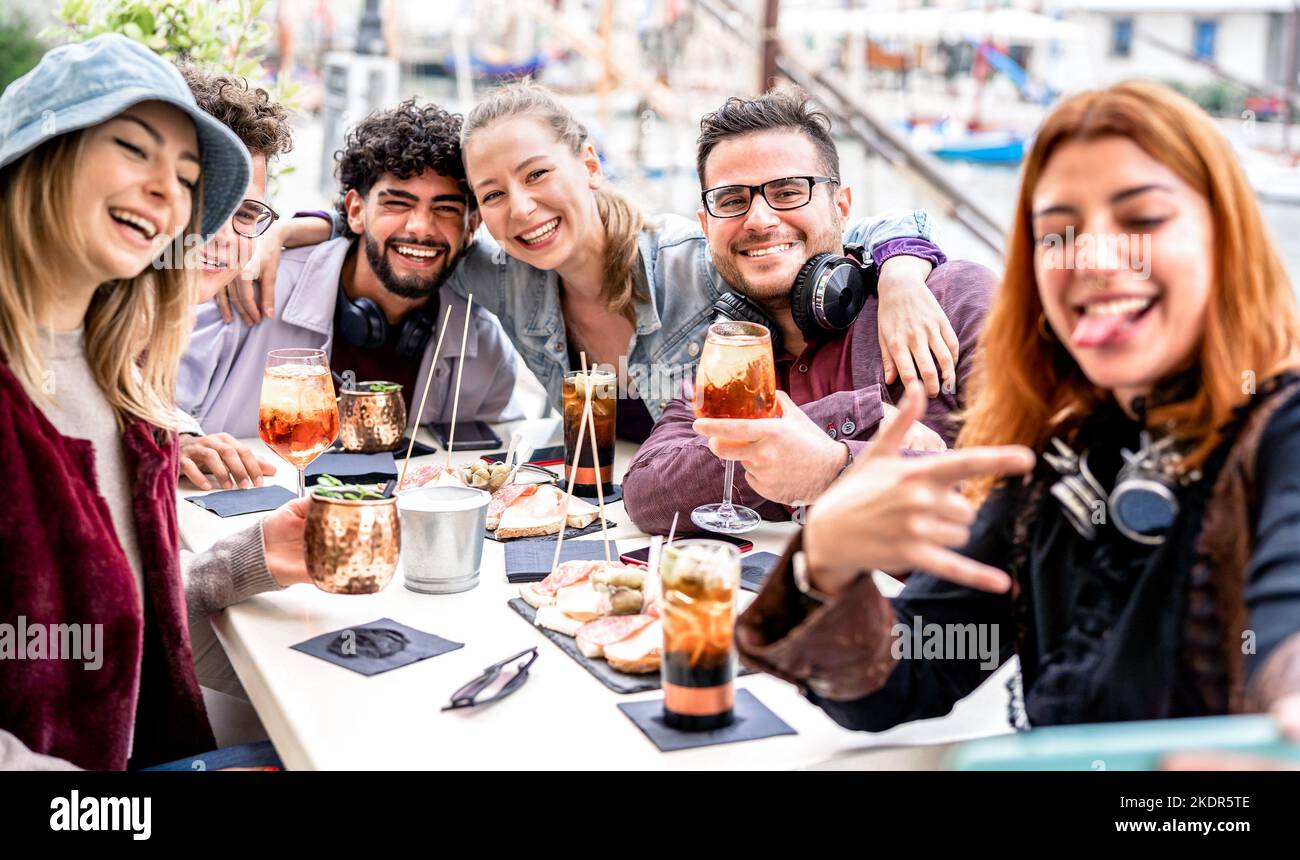Happy people out socialising hi-res stock photography and images - Alamy