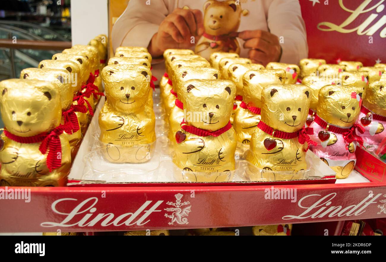 Moscow, Russia, November 2020: Lindt chocolate Teddy bears in gold foil ...