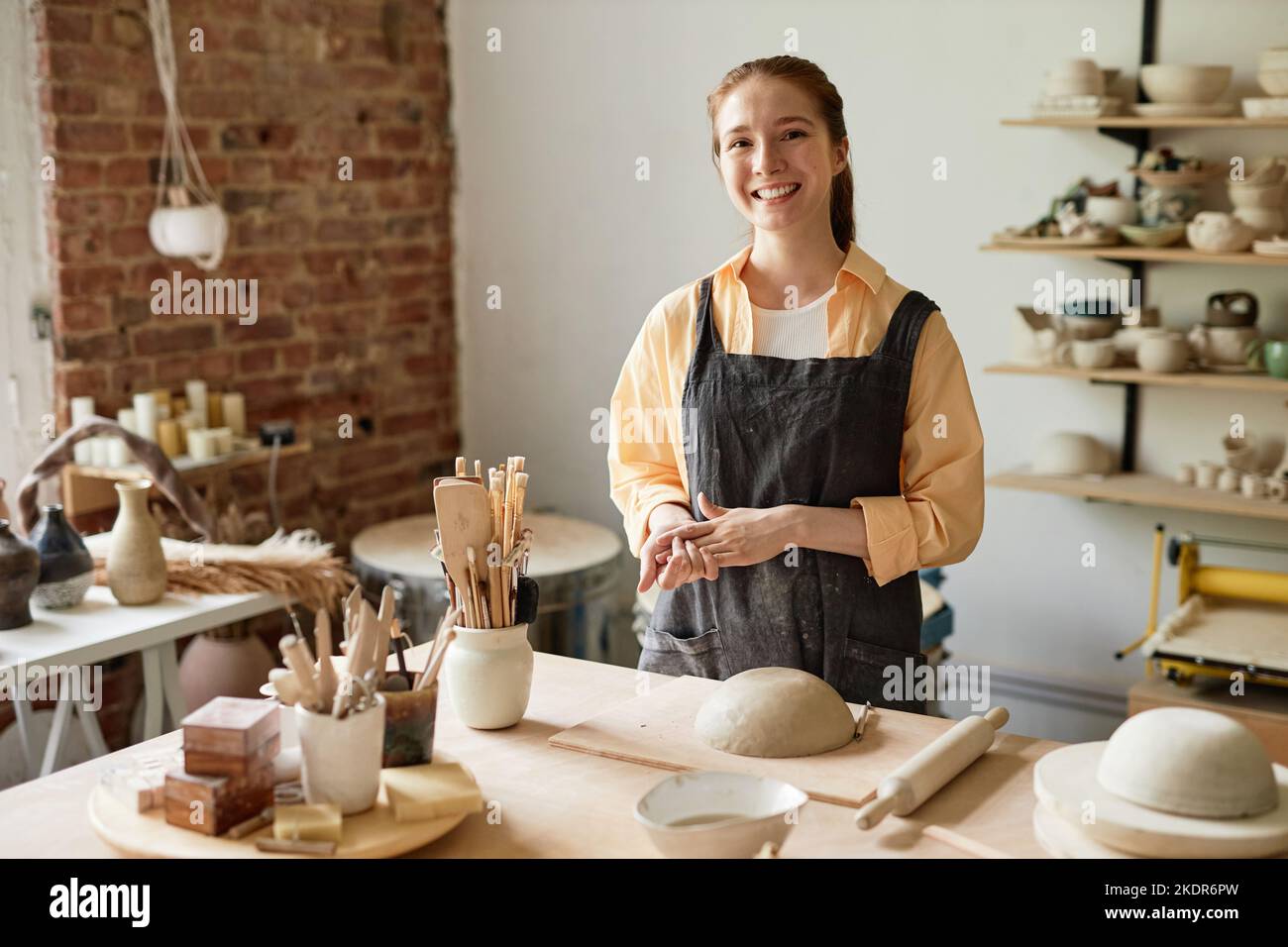 Young woman pottery apron hi-res stock photography and images - Alamy