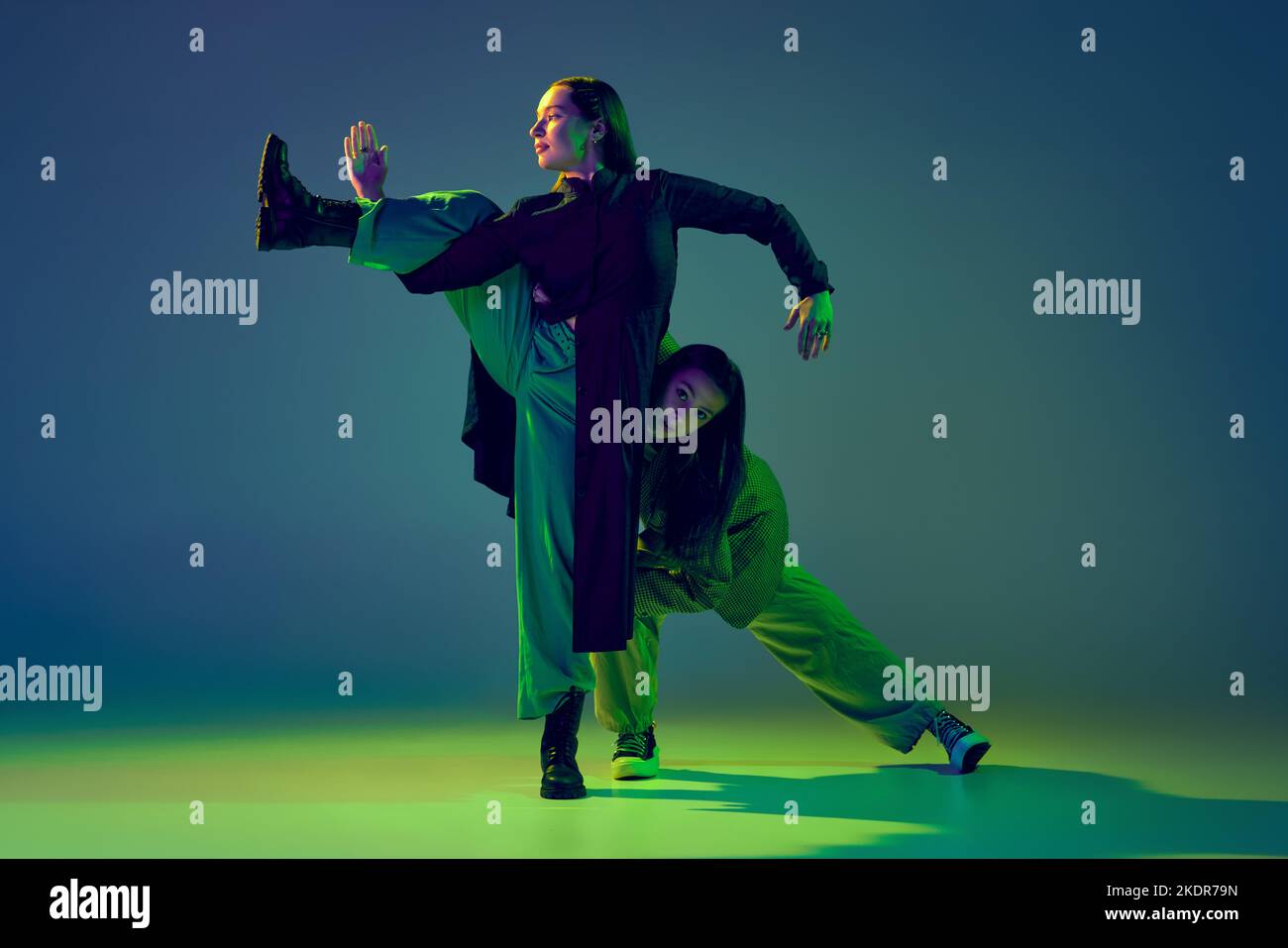 Two dancers, stylish fashionable dance couple dancing contemporary ...