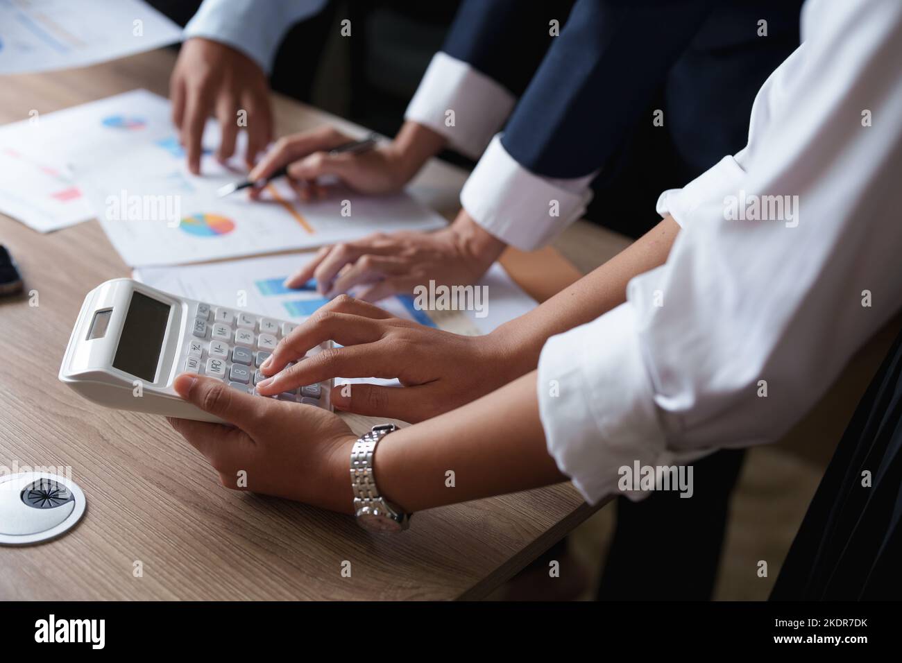 Calculating analyze hi-res stock photography and images - Alamy
