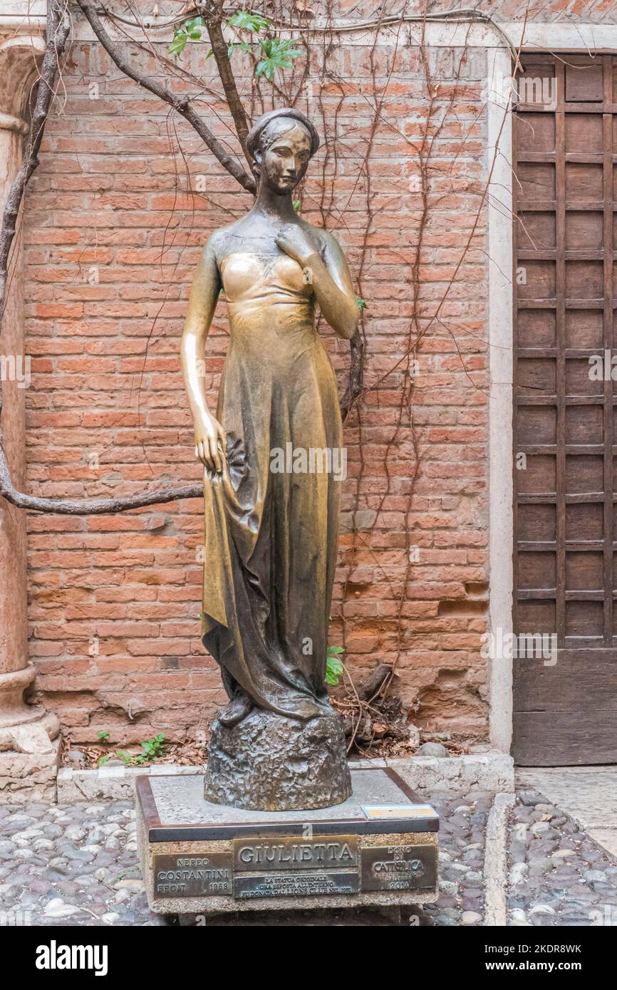 Verona, Italy - 03-04-2022: The famous statue of Juliet in Verona Stock ...