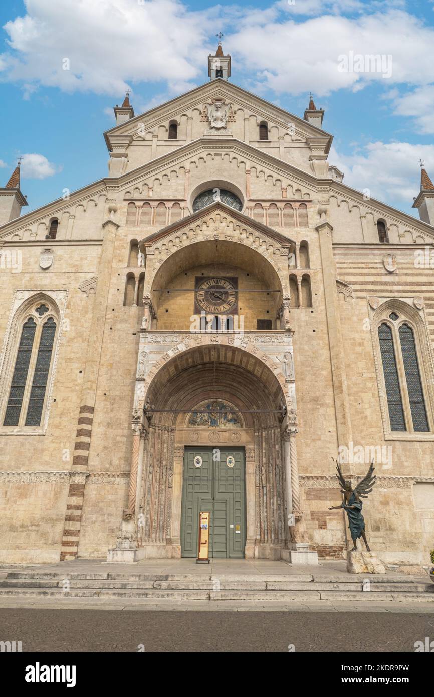 Verona duomo statue hi-res stock photography and images - Alamy
