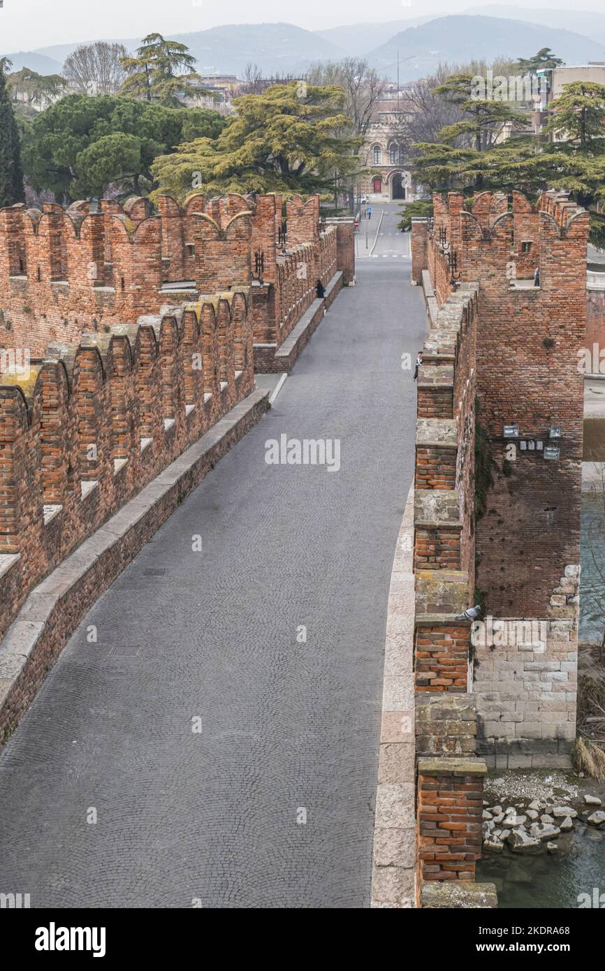 The beautiful Castelvecchio Bridge in Verona Stock Photo - Alamy