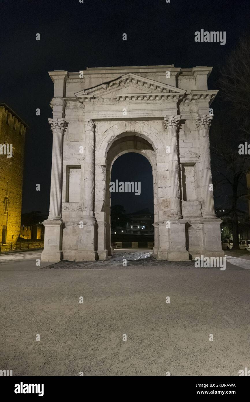 The Arch of Gavi in Verona illuminated at night Stock Photo - Alamy