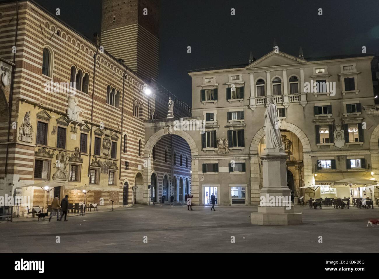 Verona, Italy - 03-04-2022: The beautiful Square Dante in Verona ...