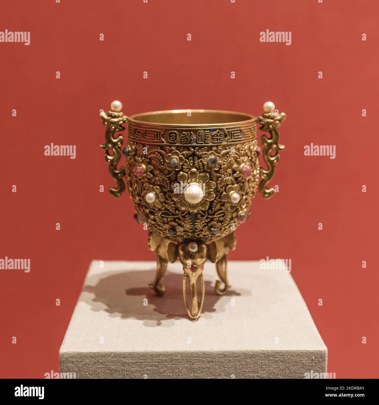 Palace of the qing dynasty ca mau solid cup forever Stock Photo - Alamy