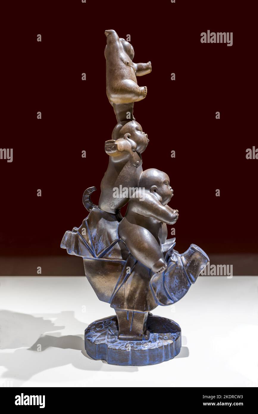 Chinese craft art gallery - ceramic - 3 Stock Photo - Alamy