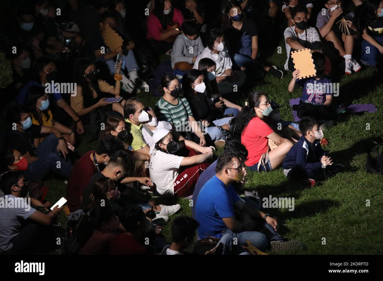 Manila, Philippines. 8th Nov, 2022. People watch a total lunar eclipse ...