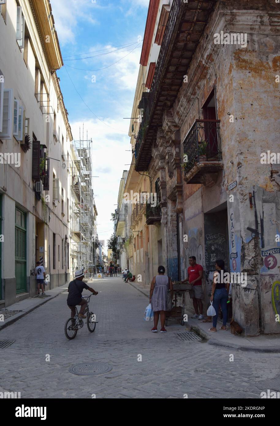 Life on the streets of Havana, Cuba Stock Photo - Alamy