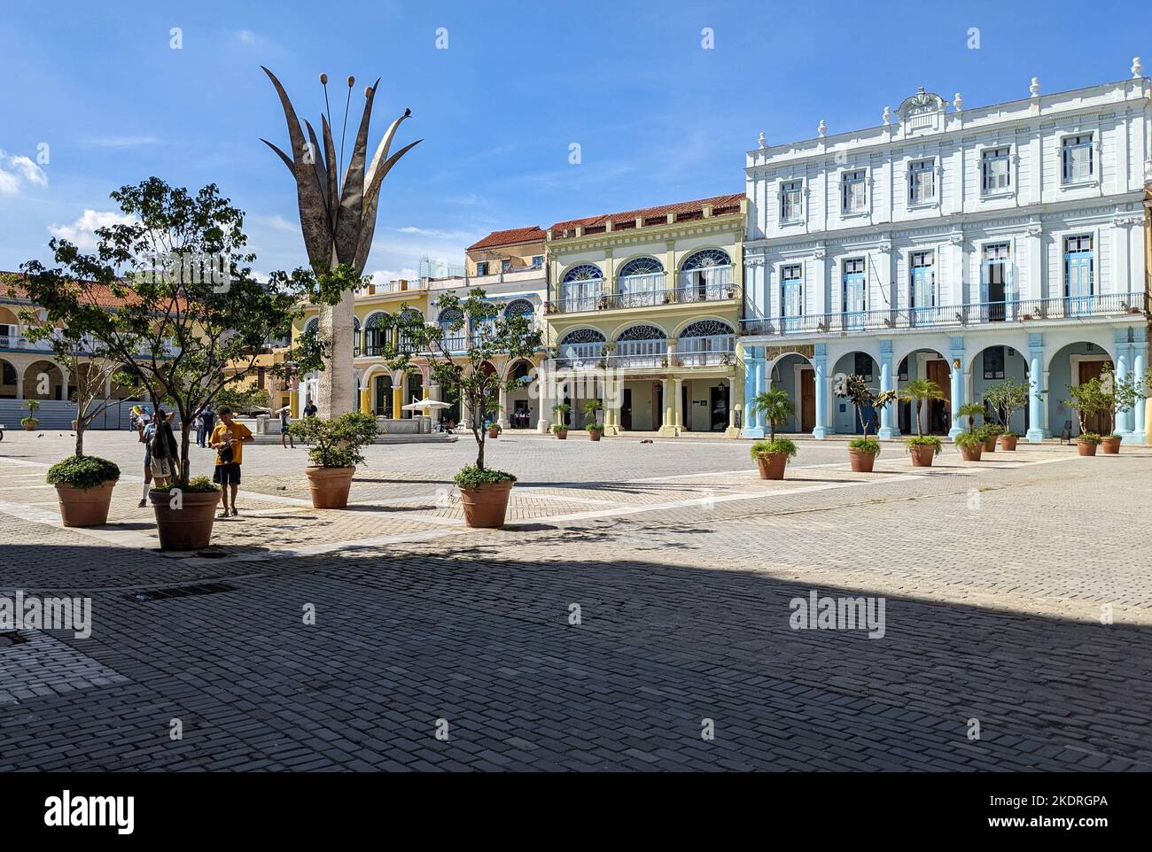 Daily life scene plaza hi-res stock photography and images - Alamy