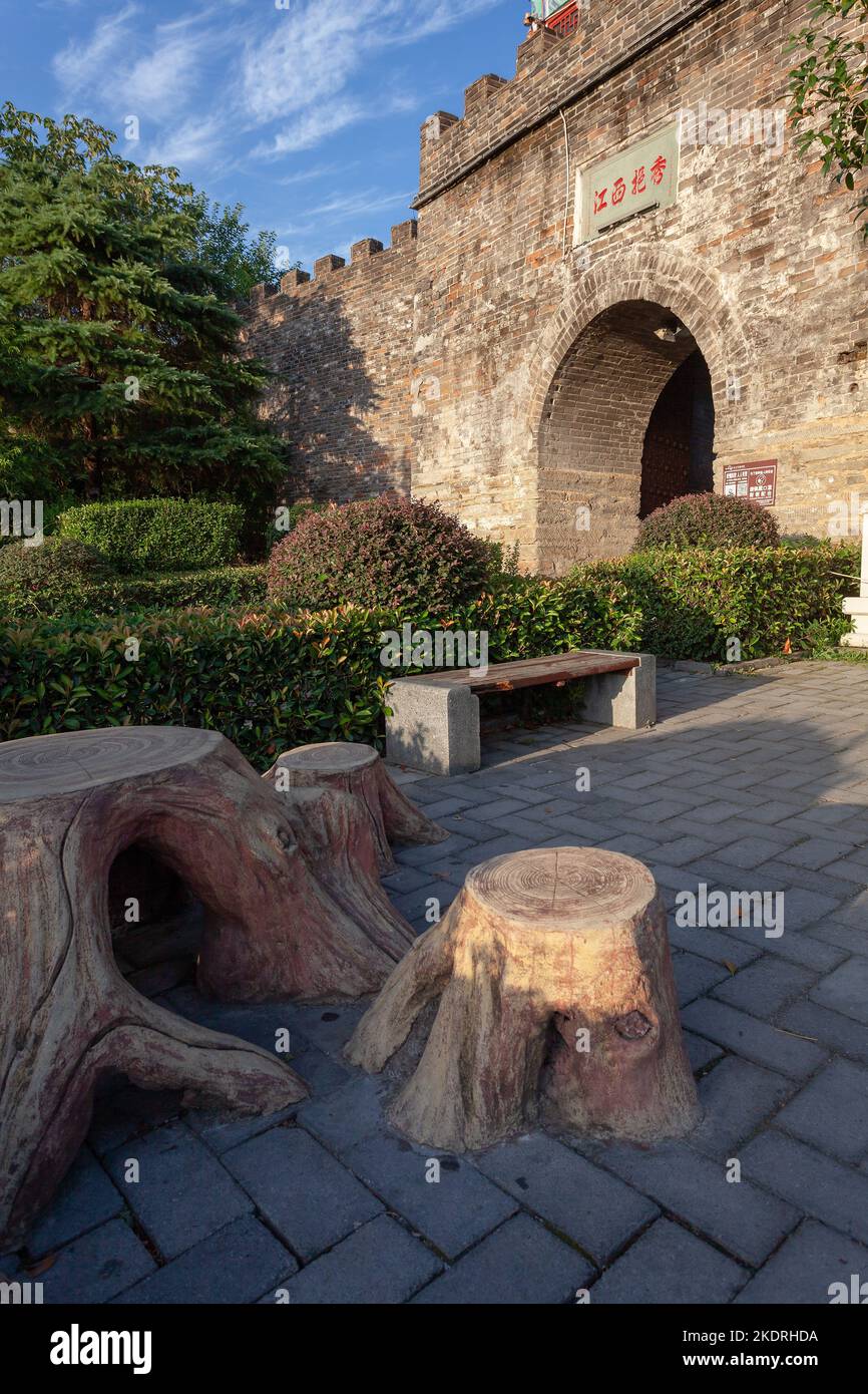 Chinese symbols on gate hi-res stock photography and images - Alamy