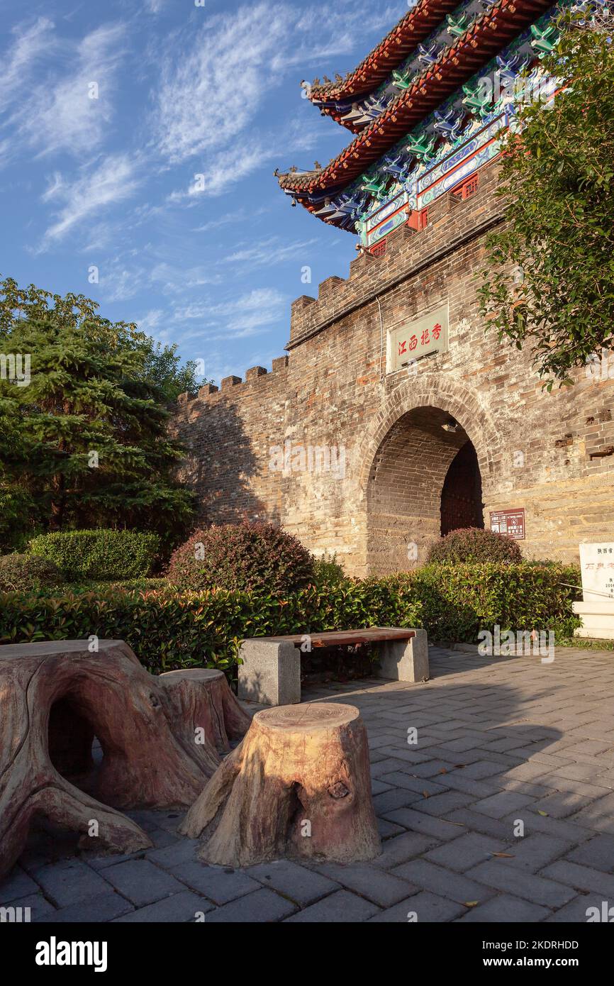 Chinese symbols on gate hi-res stock photography and images - Alamy