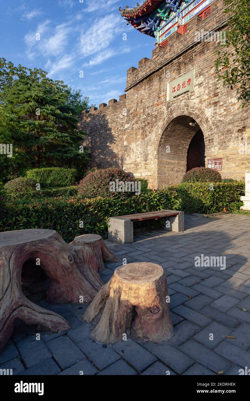 Chinese symbols on gate hi-res stock photography and images - Alamy