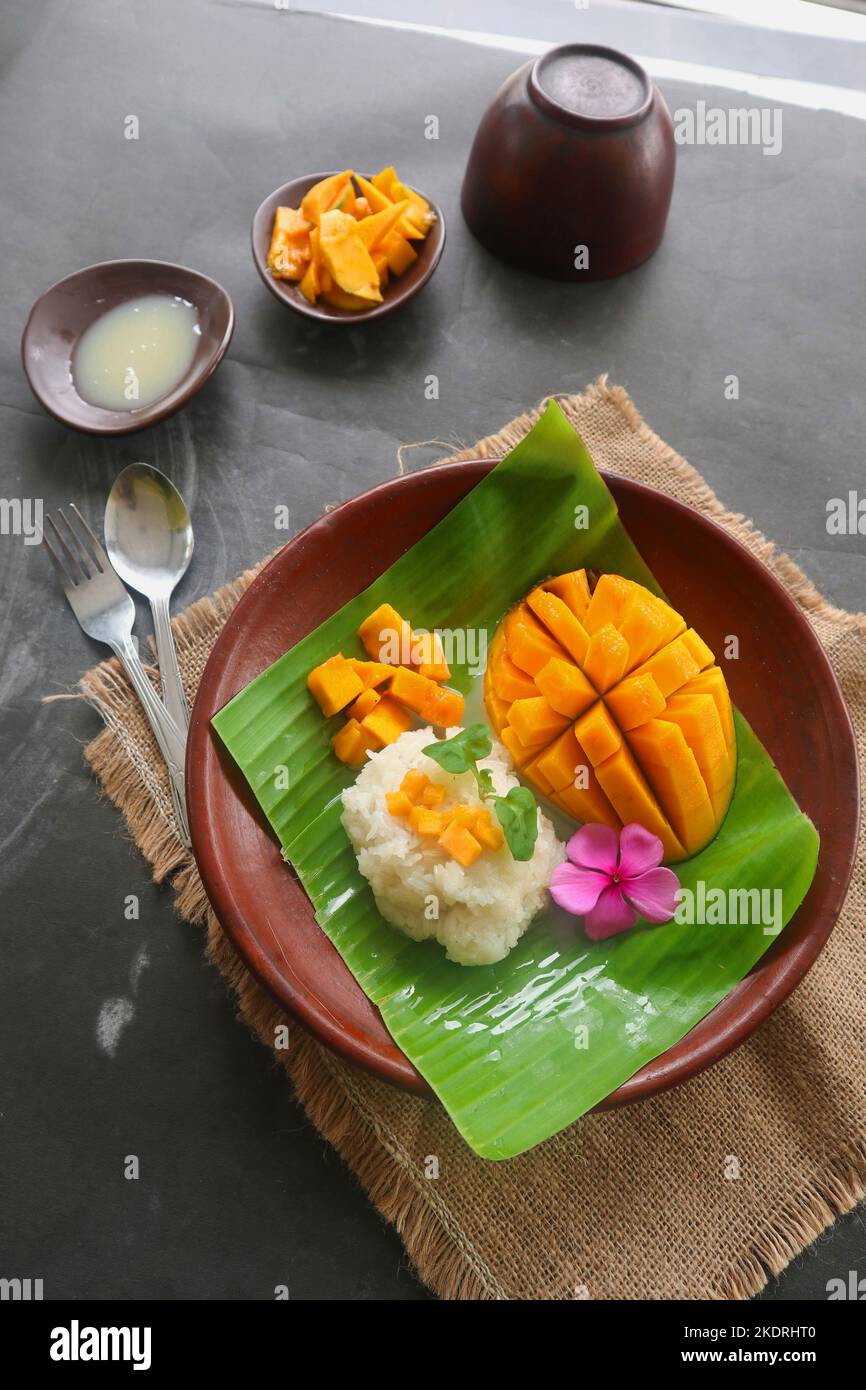 mango sticky rice is Thai dessert made of sticky rice, mango and ...