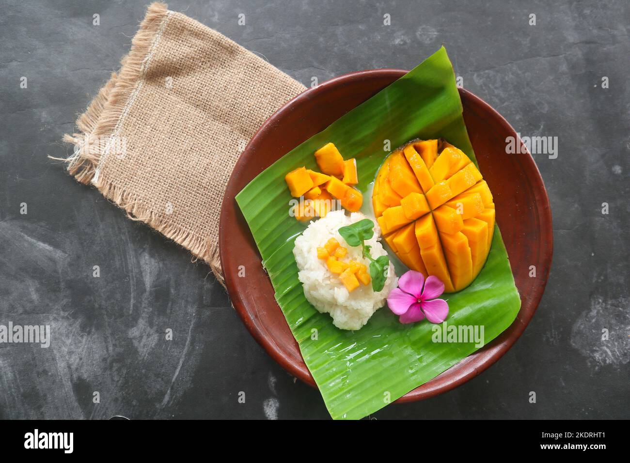 mango sticky rice is Thai dessert made of sticky rice, mango and ...