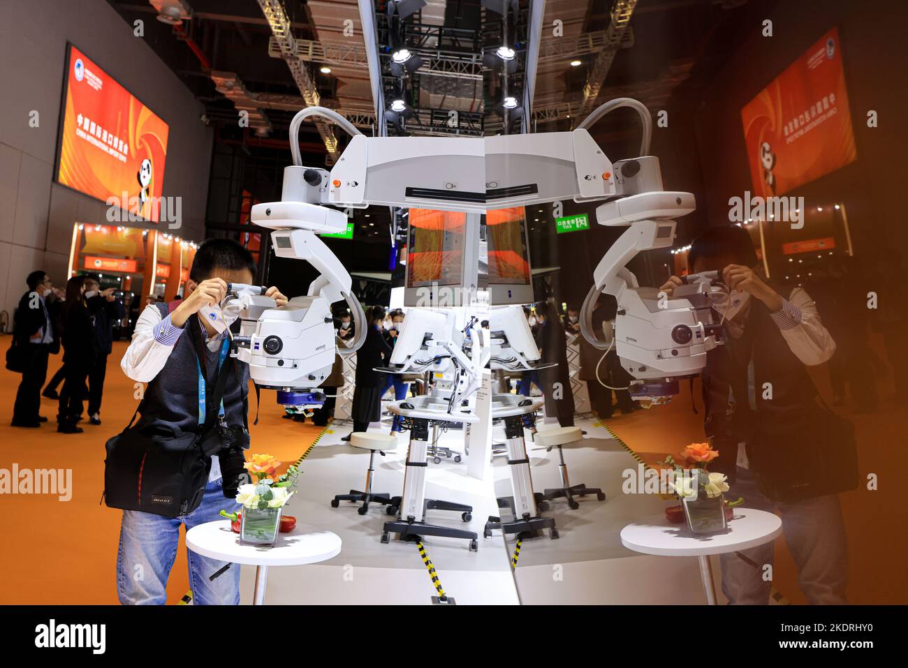 Shanghai. 6th Nov, 2022. A visitor experiences a digital microscope for ...